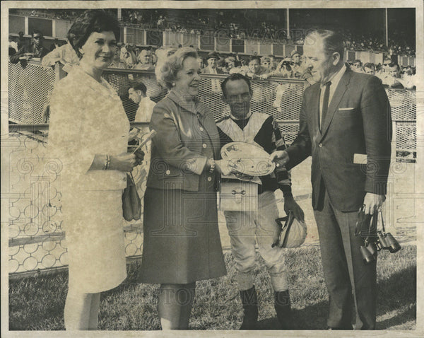 1968 Press Photo Manners Presented Trophy To Baird And Reiser At Arlin ...