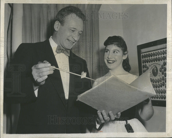 1958 Press Photo Barbara Rein West Side Pianist Discusses Score With A ...