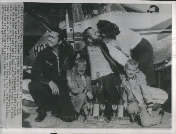1959 Press Photo John Cook With Bob Tim Wife Lorene Congratulate Endur ...