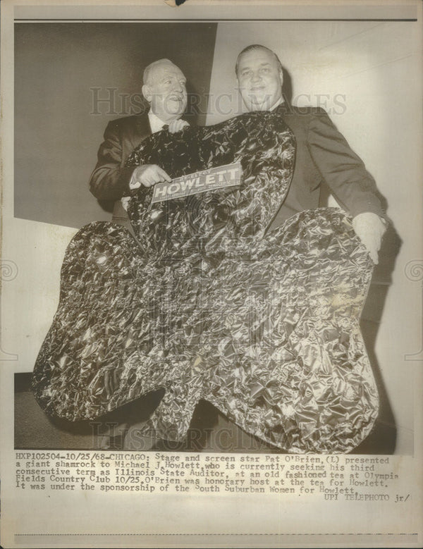 1968 Press Photo Actor Pat OBrien Presenting Shamrock To Michael Howle ...