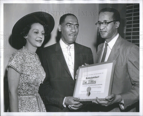 1958 Press Photo Dr. Charles Proctor Presents Brotherhood Award To Roi ...