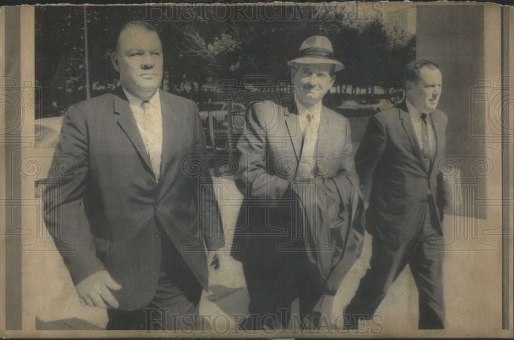 1969 Press Photo Charles Oren Mensik former loan tycoon w/ 2 FBI agent ...