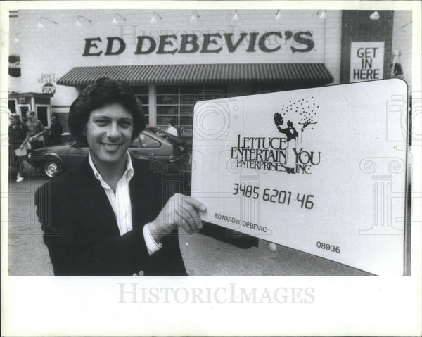 1987 Press Photo of Rich Melman holding Lettuce Entertain You credit c ...