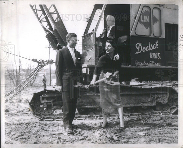 1958 Press Photo Bernard Weindruch & Mrs. Jack Mabley helped at ground ...