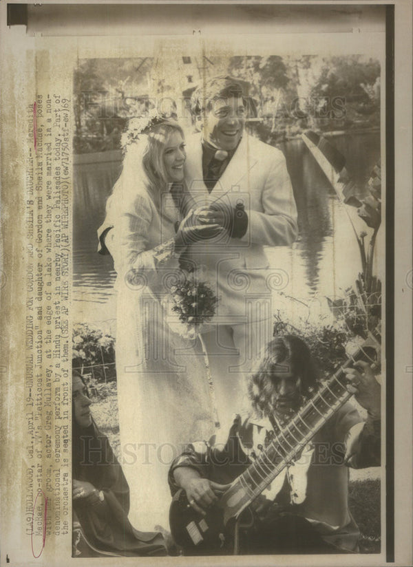 1969 Press Photo Meridith MacRae and Greg Mullavey,actors get wed ...