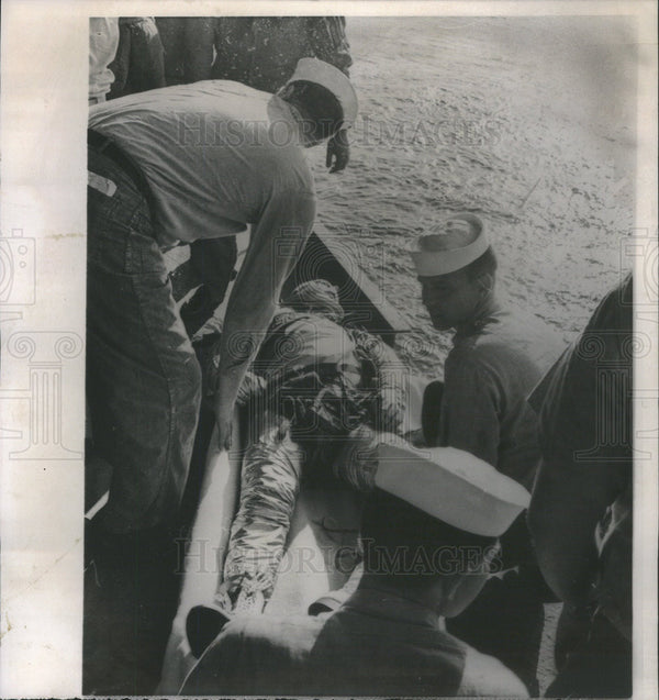 1961 Press Photo Lt. Cmdr. Victor Prather is lifted from crashboat ...