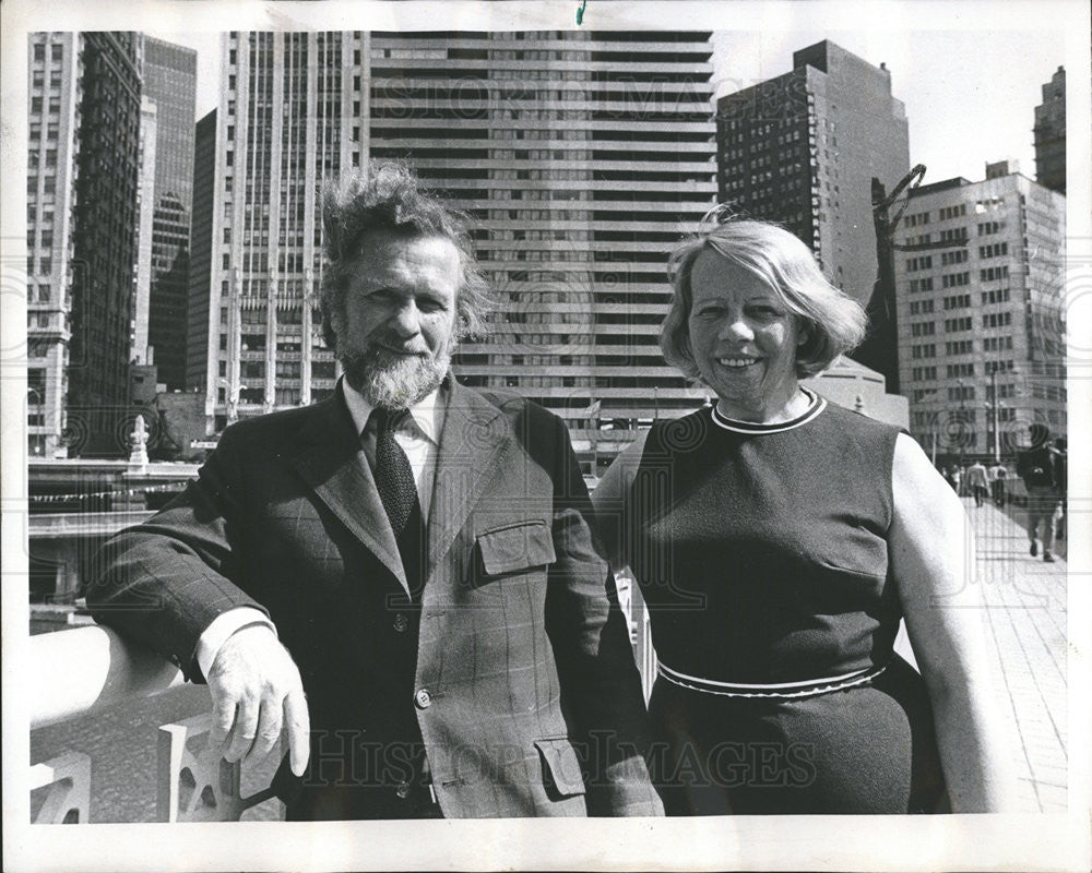 1973 Press Photo Douglas Robertson with Wife Lyn - Historic Images