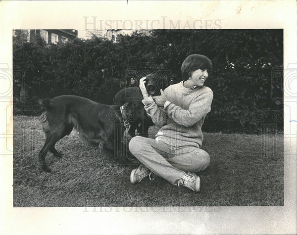 1981 Press Photo Lisa Parsons ,student at Kenwood HS and her dogs ...