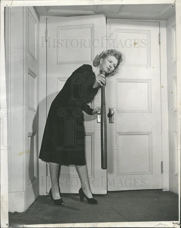 1947 Press Photo Assistant Stage Manger at Harris Theatre, Helen Randa ...