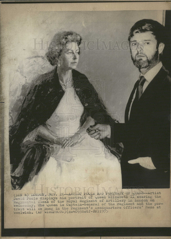 1975 Press Photo Artist David Poole displays his portrait of Queen Eli ...