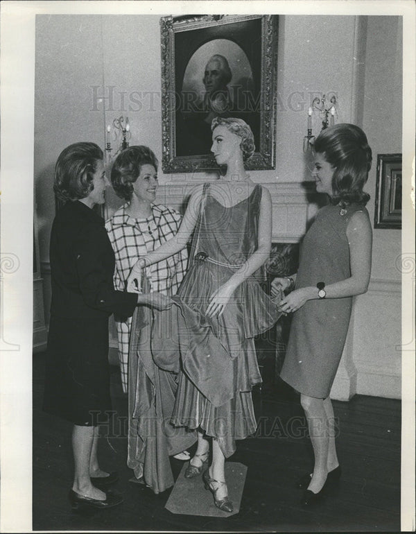 1967 Press Photo Peg Zwecker,Mrs Marshal Field admire some fashion ...