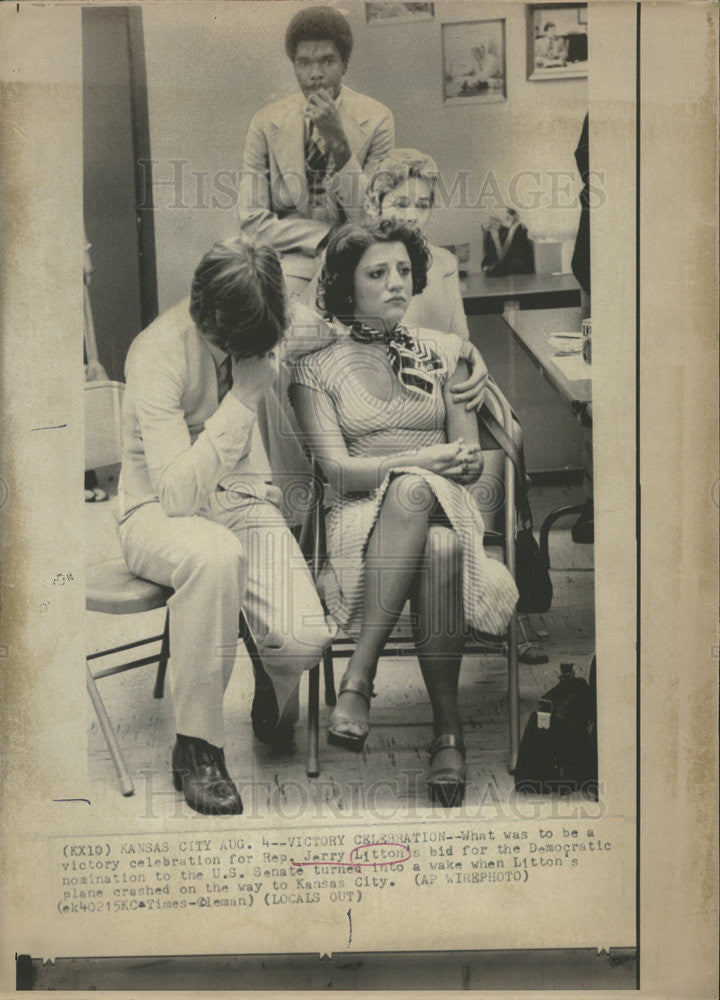 1976 Press Photo Campainers for Rep Jerry Litton hear his plane has cr ...