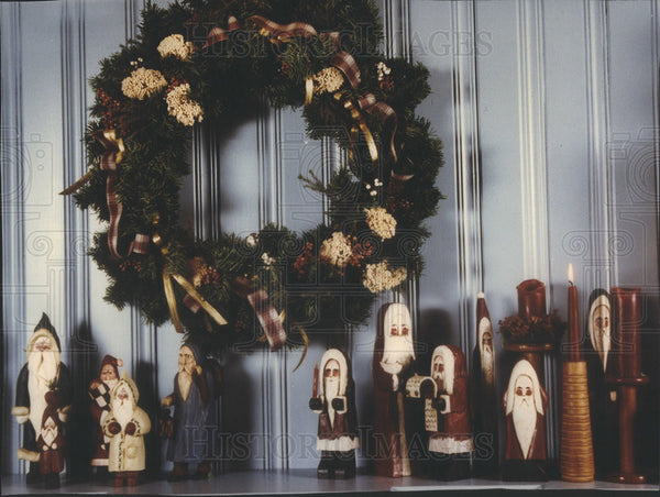 1991 Press Photo Barbara Sprague's House Decorated as Santa Clause Hea ...