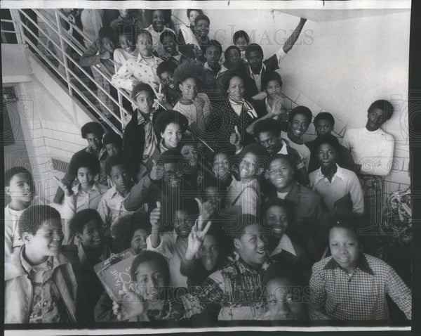 1976 Press Photo Mary Robinson, Gillespie School Principal, With Stude ...