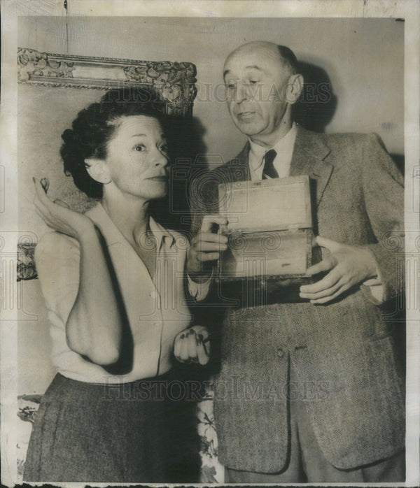 1953 Press Photo Arthur Murray & wife Kathryn displays empty jewel box ...