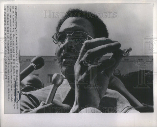 1974 Press Photo Deputy Marshall Calvin Mouton US District Court Hosta ...