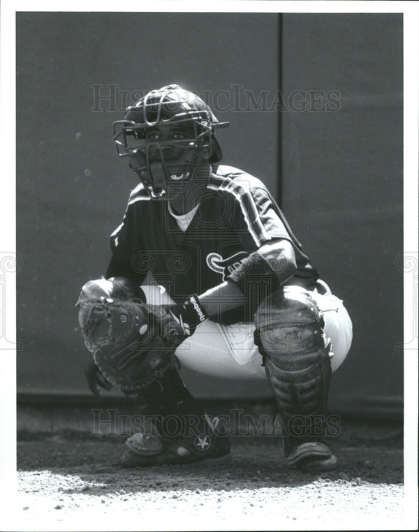1994 Press Photo Elvis DeLa Rosa prepares to catch the ball on the fie ...