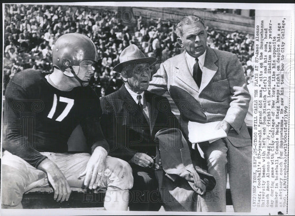 1949 Press Photo Amos Alonzo Stagg with Don Minnich of Susquehanna U f ...