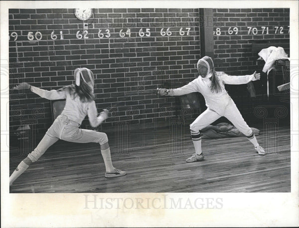 1978 Press Photo Rhonda Ebelke & Deb Kramer Fencing in FL Inter-Colleg ...