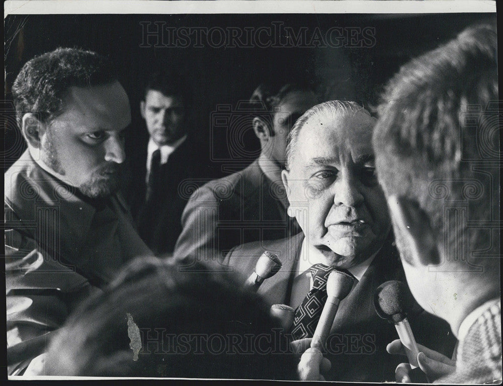 1973 Press Photo Mayor Richard Daley talks with reporters. - Historic ...