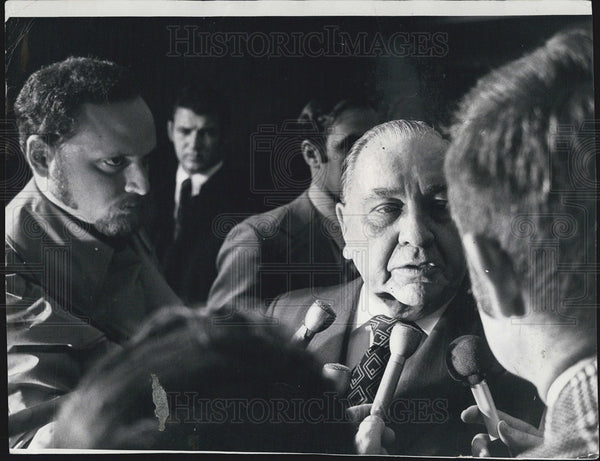 1973 Press Photo Mayor Richard Daley talks with reporters. - Historic ...
