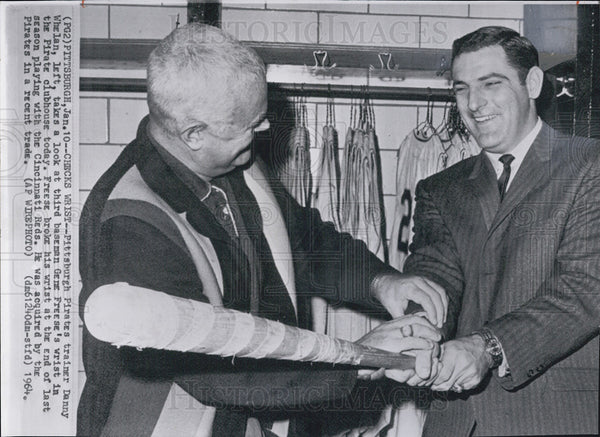 1964 Press Photo Danny Whelan trainer looks at Gene Freese's wrist in ...