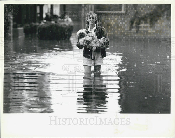 1986 Press Photo Jessica Wilkens carries her dog Tubby through the wat ...