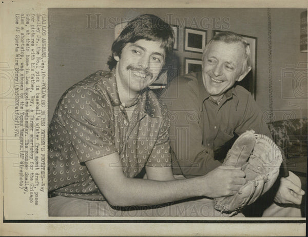 1974 Press Photo Roy Smalley Jr and Father Roy Smalley in Los Angeles ...