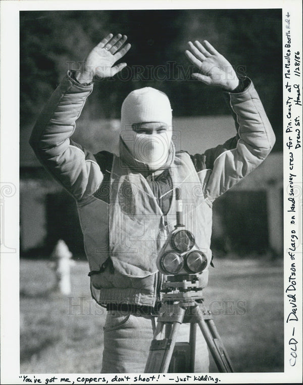 1986 Press Photo David Dotson doing a land survey in the cold winter o ...
