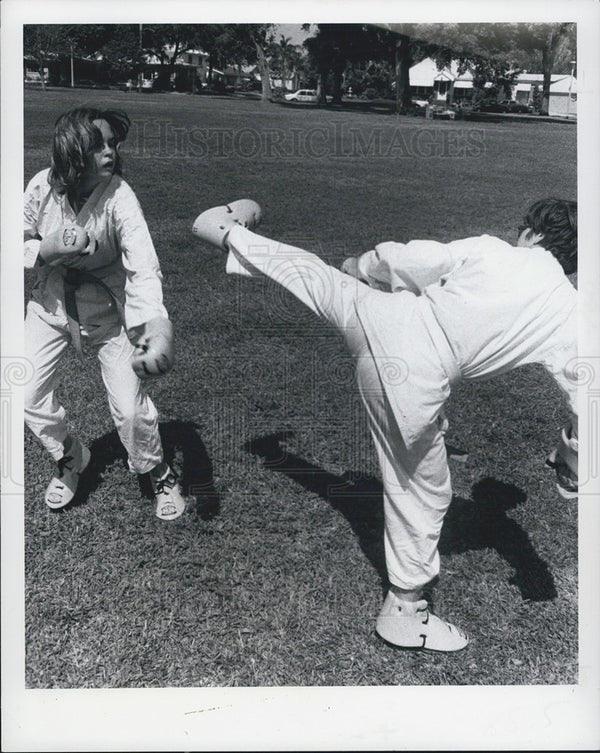 1977 Press Photo Ken Boyd and Dodi Bartlett practice tae kwon do sparr ...