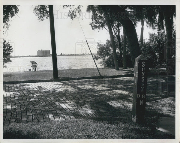 1966 Press Photo Fisherman trying to access the water in the Pinella P ...
