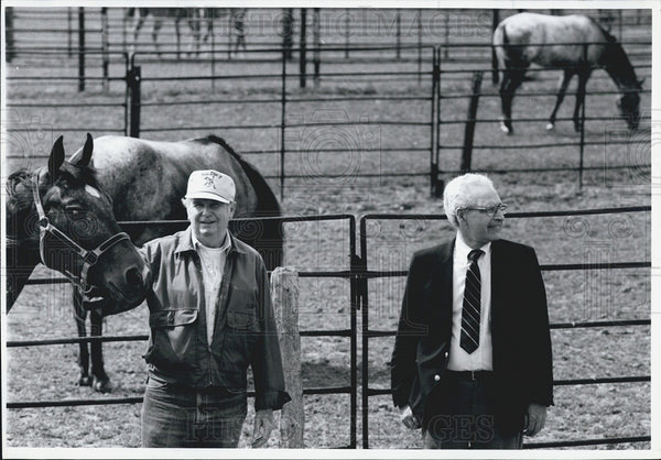 1990 Press Photo Dick Swanson & Jack Piper with horses at Swanson stab ...