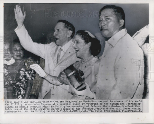 1961 Press Photo Gen. & Mrs. MacArthur Wave to Comrades At Luncheon In ...
