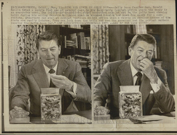 1973 Press Photo Governor Ronald Reagan Eating Jelly Beans From Jar In ...