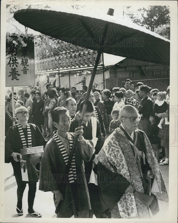 Traditional Japanese Attire And Traditions In Westernized Ginza 1967 ...