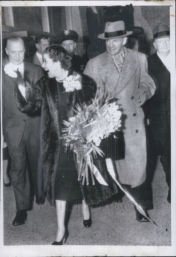 Gen MacArthur With Wife In Los Angeles Airport On His 75th Bday 1965 ...