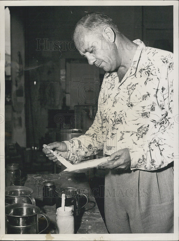 Robert Bronson doing paint tests 1949 Vintage Press Photo Print ...