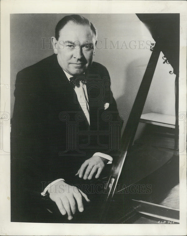 Gerald Moore British pianist & author by the piano 1962 Vintage Press ...