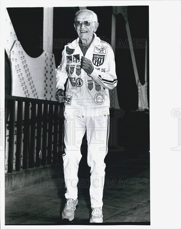87 year old Dr Paul Spangler Jogging for the 10k race 1985 Vintage ...