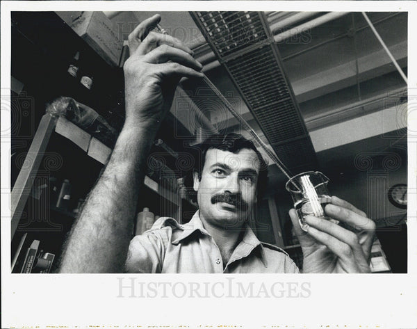 Robert Starti doing genetics engineering 1982 Vintage Press Photo Print ...