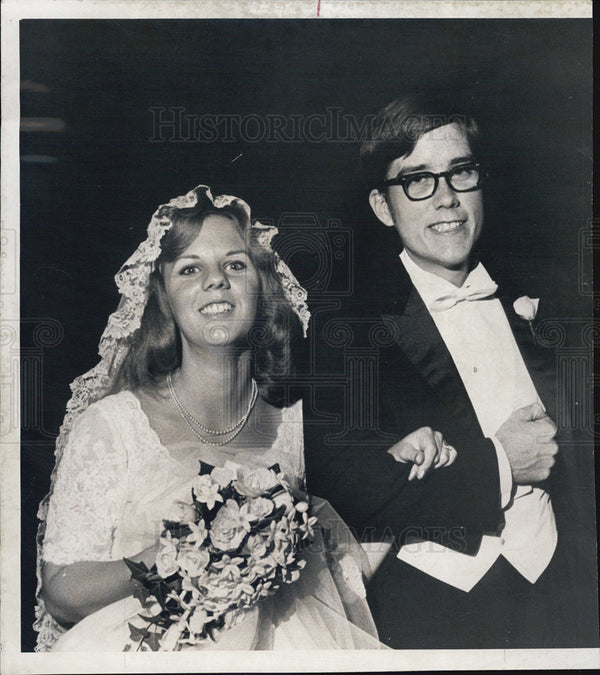 Mr. & Mrs. Mark C. Quale Slip Away At Winnetka Congregational 1969 ...