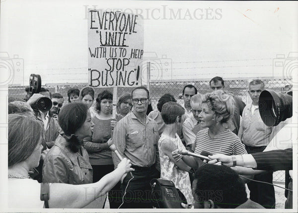 Irene McCabe telling picketers to leave 1971 Vintage Press Photo Print ...