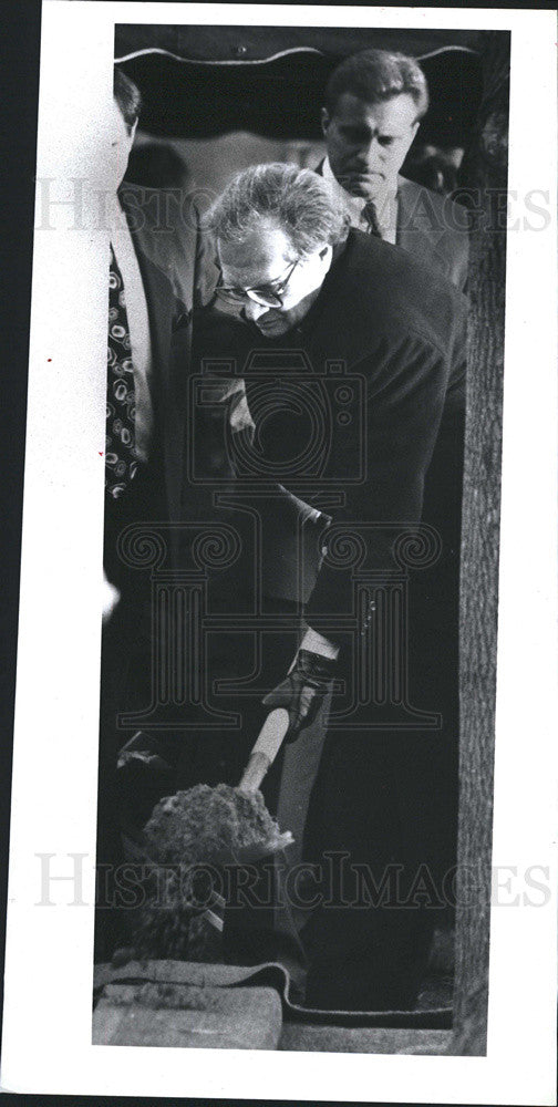 Larry King Places Flowers on Bob Woolf's Grave 1993 Vintage Press Photo ...