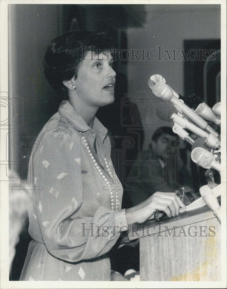1986 Aurelia Pucinski speaks Secretary of State - Historic Images