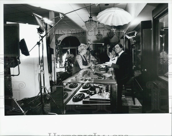1990 Bill Kropke, Pixie Carson filming lottery commercial - Historic Images
