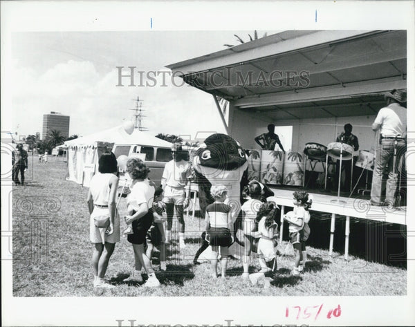 1985 Children Cluster Around SeaWorld Character Shamu St Petersburg ...