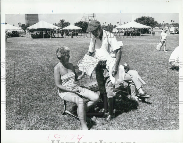 1985 Bob Pfeiffer Giving Out Souvenir Edition Independent Newspaper ...