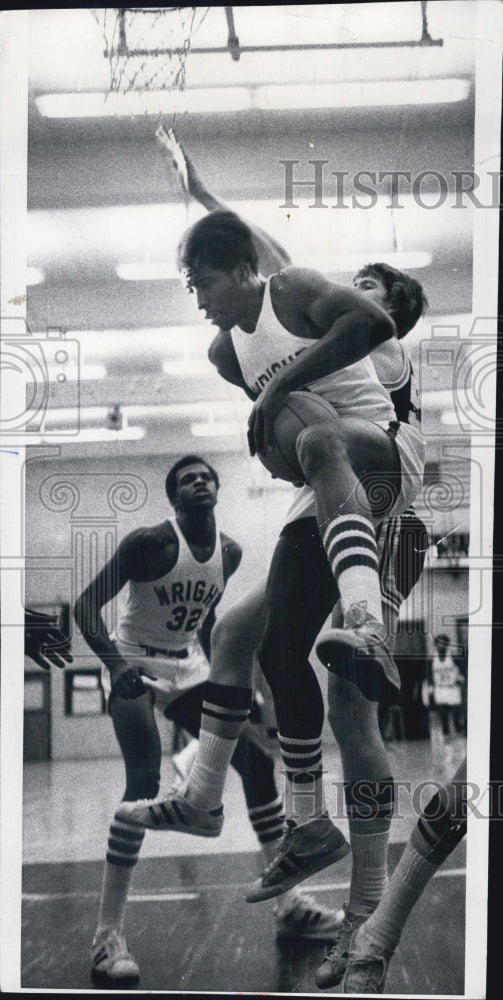 1973 Wright College's Larry Peoples grabs rebound away - Historic Images