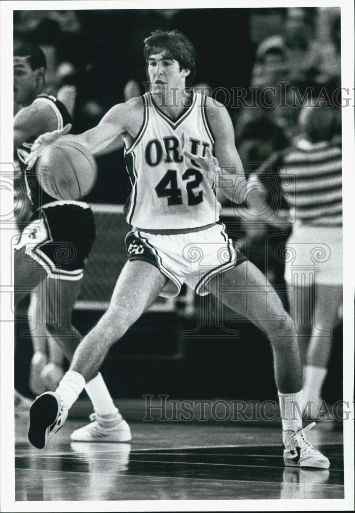 1983 Mark Acres of Oral Roberts catches a pass in the lane - Historic ...