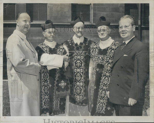 1953 Father O'Malley meets with his brothers - Historic Images